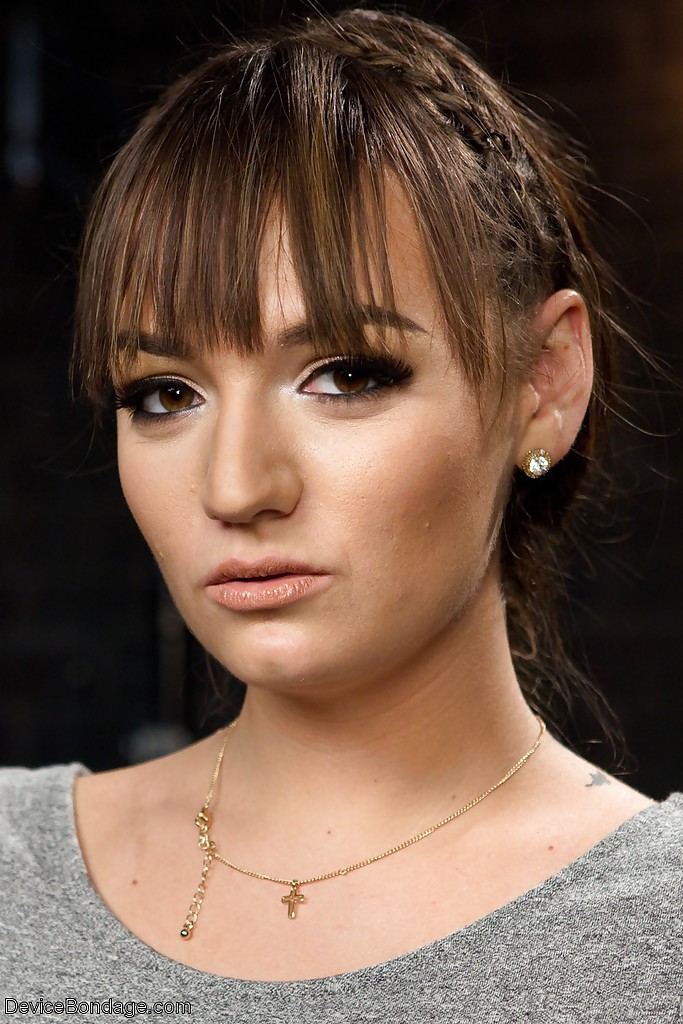 Charlotte Cross Face - Wallpics.Net - Wallpapers, Photos, Pictures ...